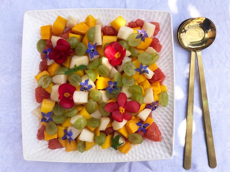 FRUKTSALAT AV MANGO, GRAPEFRUKT OG SPISELIGE BLOMSTER